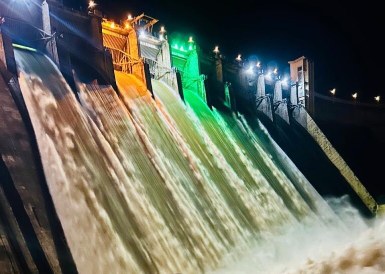 Due to heavy rains seven flood gates of Rihand Dam opened after 8 years ...